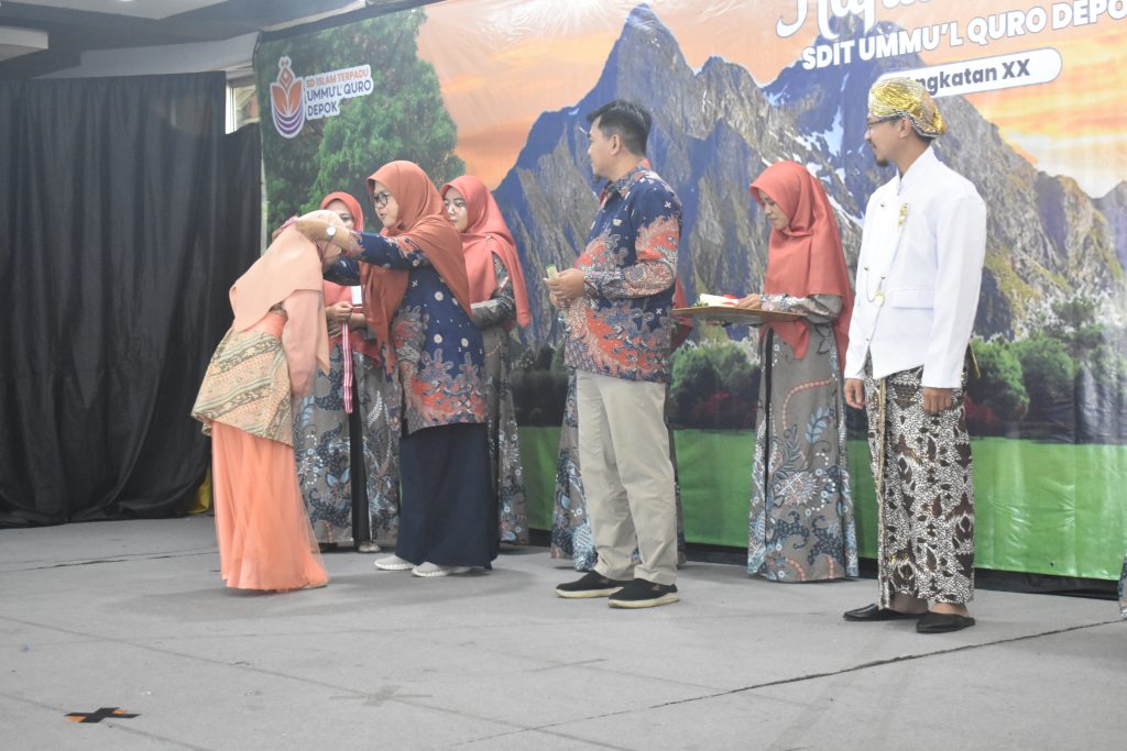 “GENERASI HEBAT BERJIWA PAHLAWAN” HAFLU TAKHRIJ SDIT UMMU'L QURO DEPOK ...